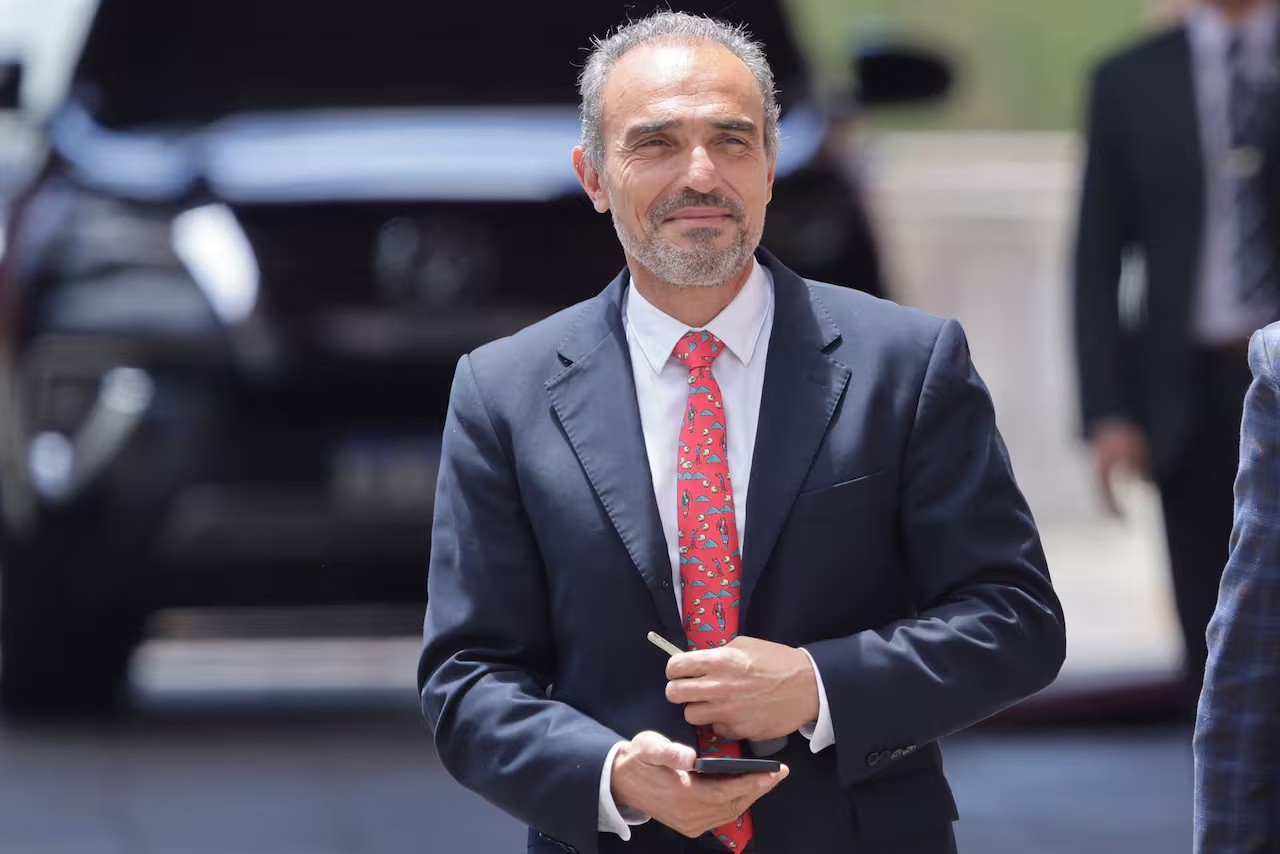 MILEI DESPLAZÓ A "LULE" MENEM Y LE DA MÁS LUGAR A SANTIAGO CAPUTO EN LA ...